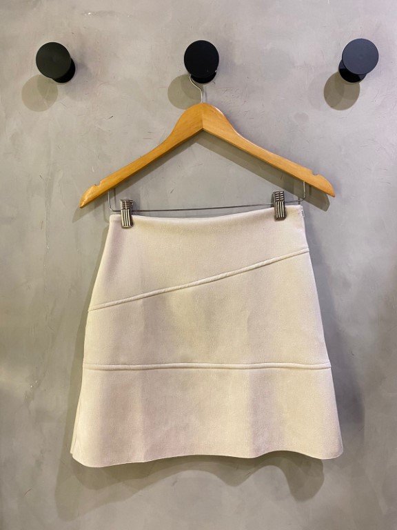 Saia Curta Suede Sara Off White | Sonho de Consumo