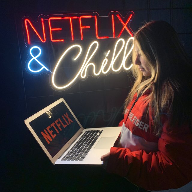 Placa Luminária Neon Led - NETFLIX & CHILL - 40x60cm | Atacado neon