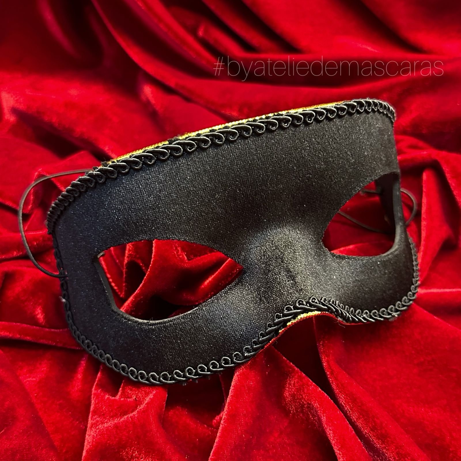 MÁSCARA QUADRATTA NERO ORO II | Ateliê de Máscaras®