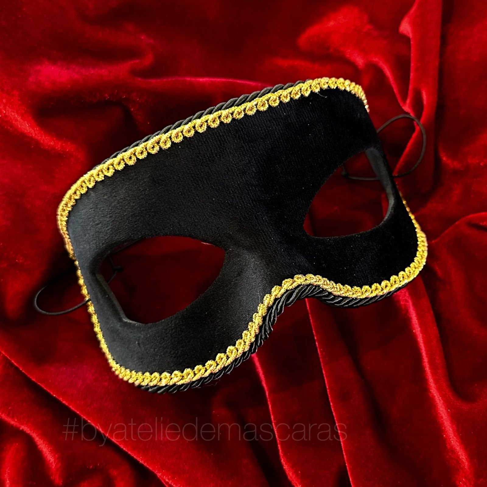 MÁSCARA CÓD. 340M - QUADRATTA NERO ORO | Ateliê de Máscaras®
