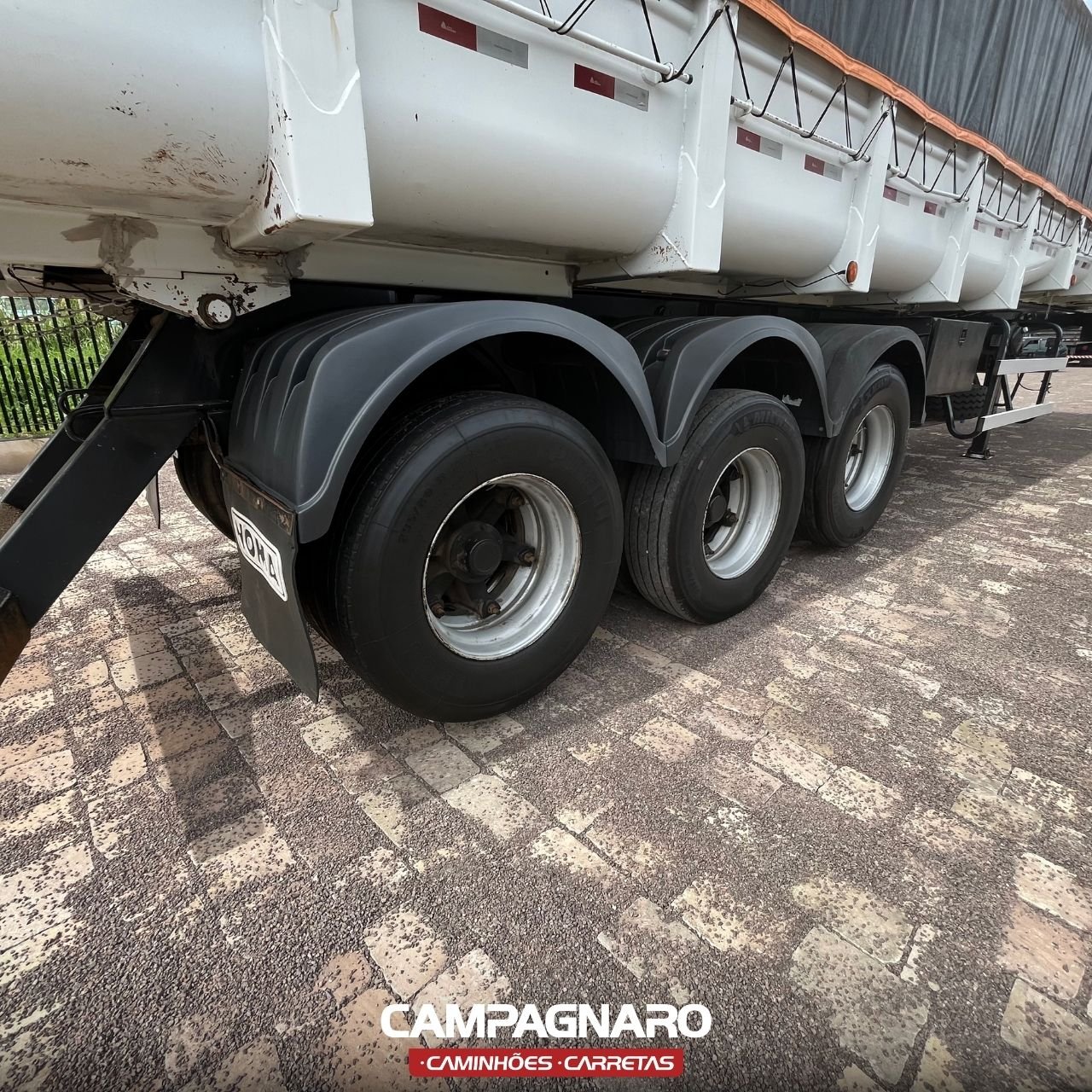 Carreta Bitrem Arqueado Guerra Graneleiro Preto - 2011 | Campagnaro