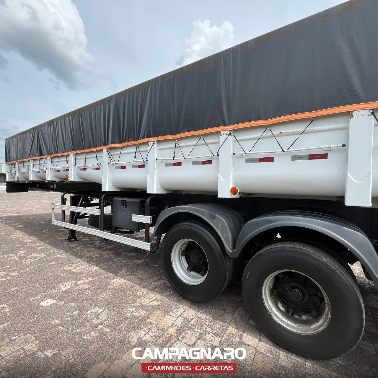 Carreta Bitrem Arqueado Guerra Graneleiro Preto - 2011 | Campagnaro