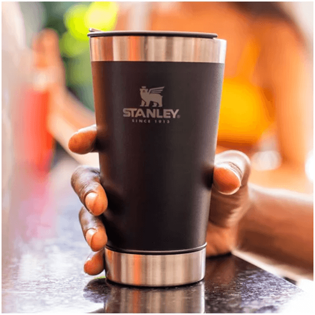 COPO TÉRMICO THE STAY CHILL BEER PINT STANLEY 473ML PRETO | GRUPO YMA