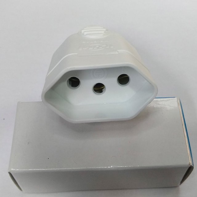 Plug Fêmea Tomada 2p+T de 20a com Prensa Cabo para Extensão Branco ...