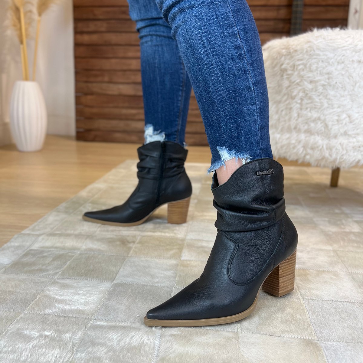 Bota feminina em Couro Cano Curto Dina Mirtz Ref 20809 | Fino Raro ...