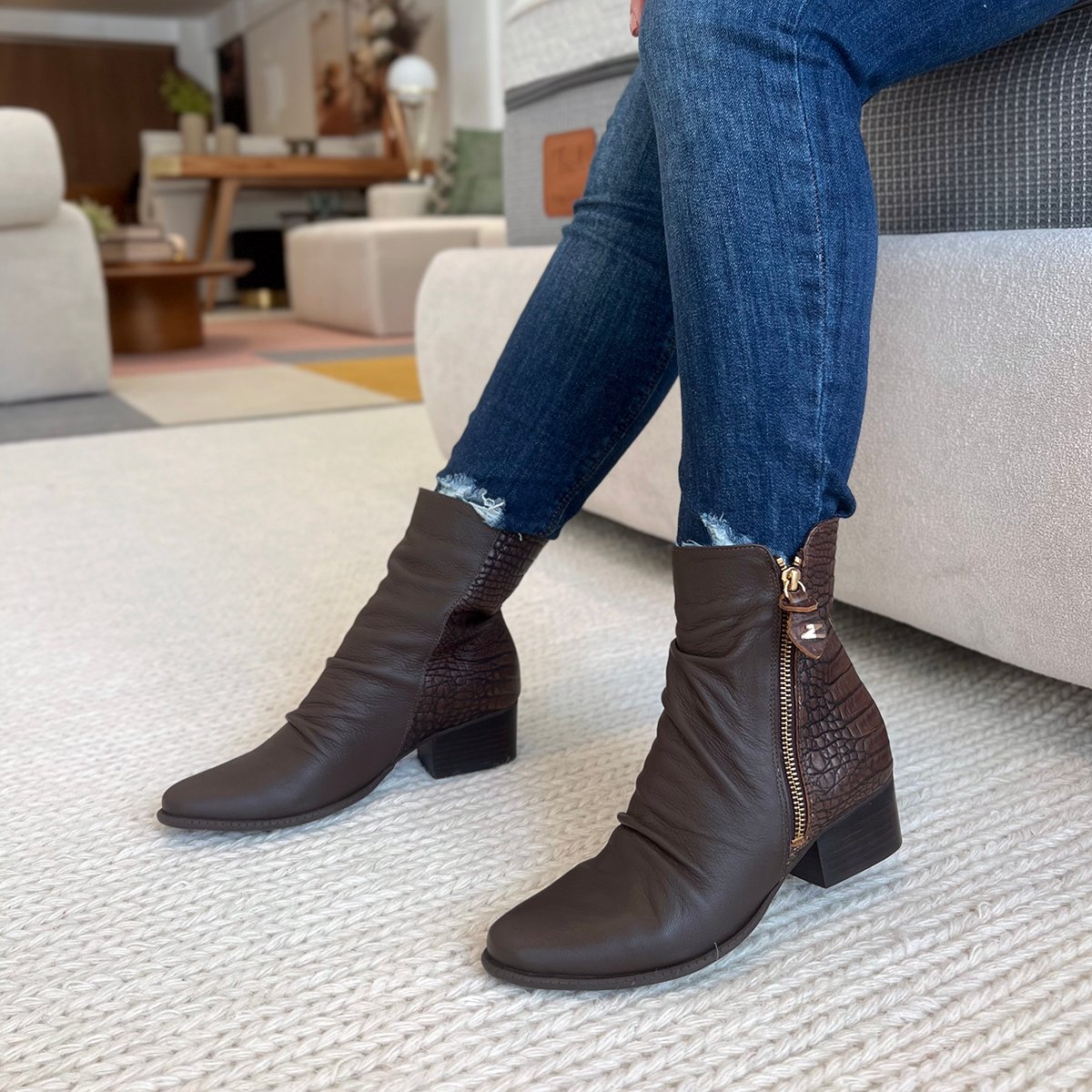 BOTA SALTO BAIXO CANO MÉDIO DINA MIRTZ | Fino Raro - Site 100% seguro.