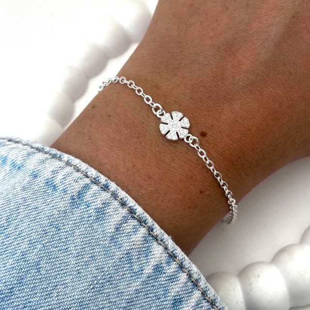 PULSEIRA GRUMMET + FLOR CRAVEJADA PRATA | SKF Acessórios