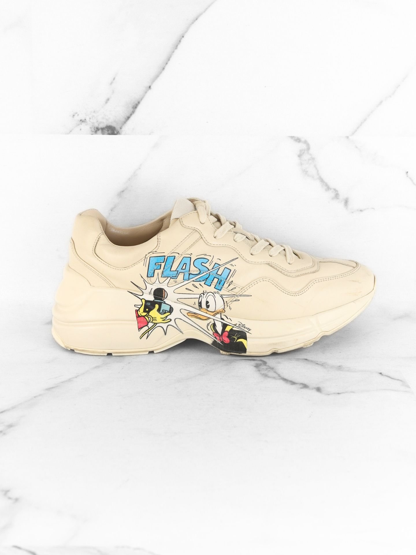 Tênis Gucci x Disney Rhyton Pato Donald Bege | Zivē Club