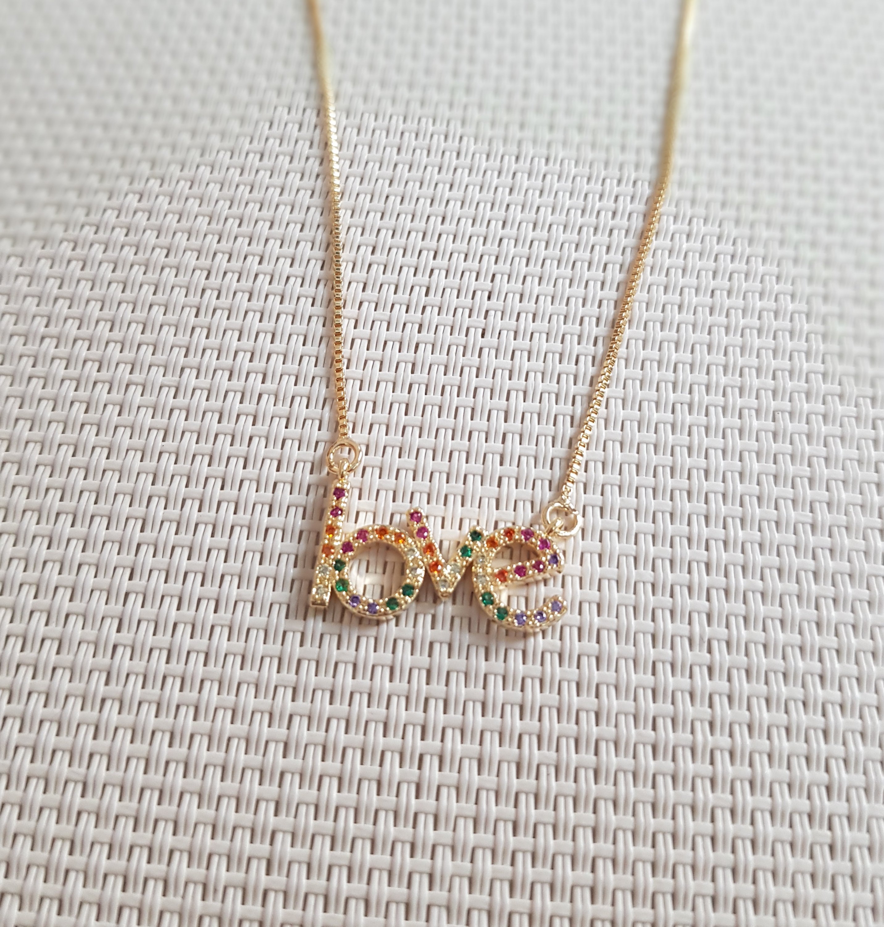 COLAR CRAVEJADO RAINBOW LOVE | Tokducéu