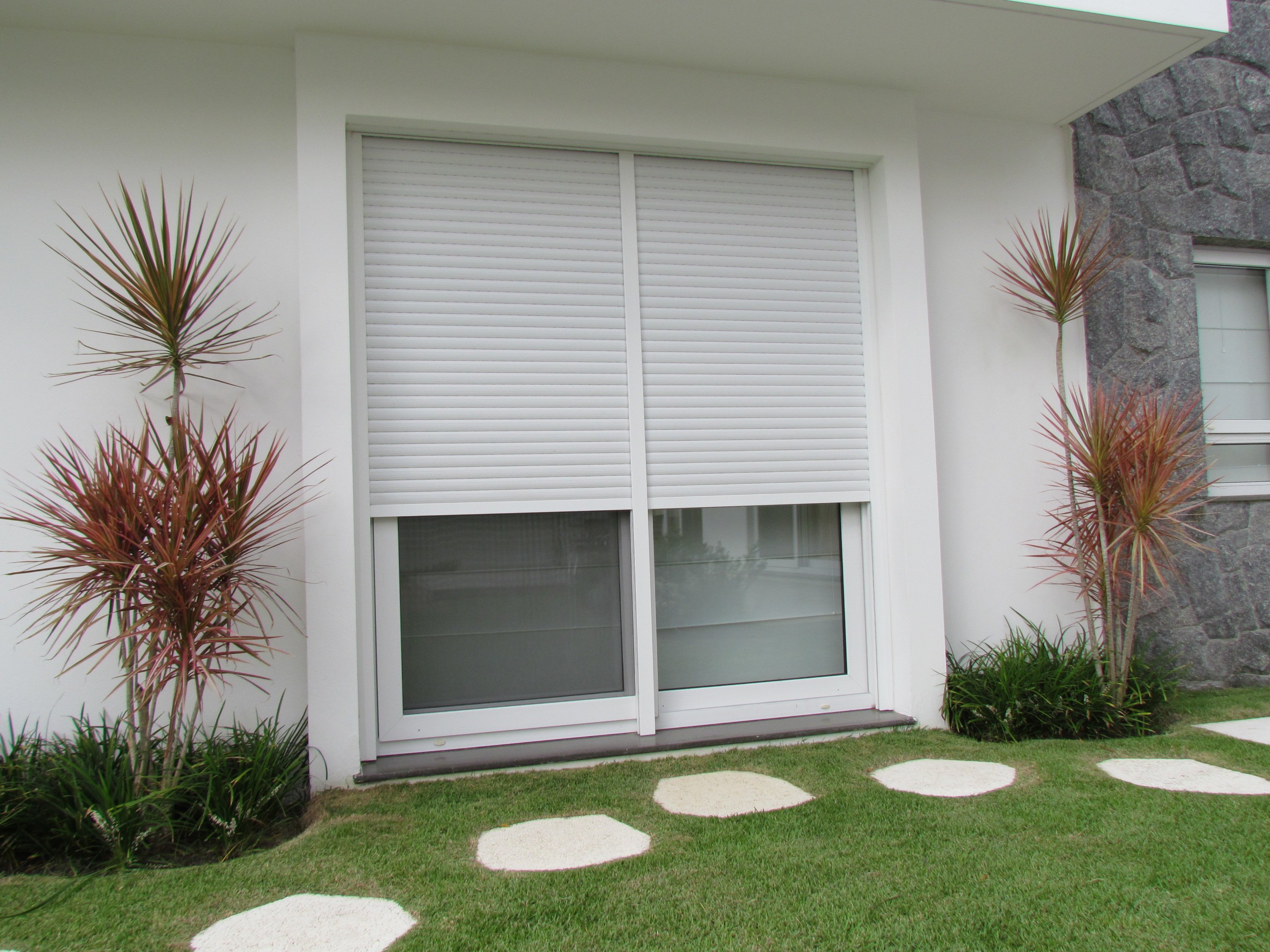 Porta - Janela com persianas - PVC Branco | Esquadrias Juchem