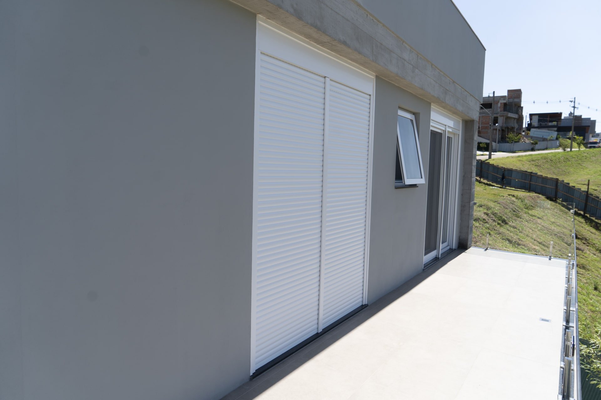 Porta - Janela com persianas - PVC Branco | Esquadrias Juchem