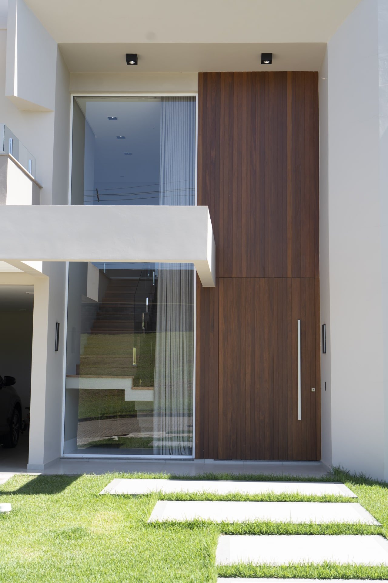 Porta de entrada com lambris verticais + Painel superior fixo ...