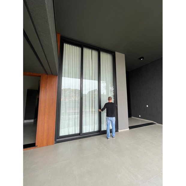 Porta Janela com perfil jumbo de 4,50 metros de altura - PVC preto ...