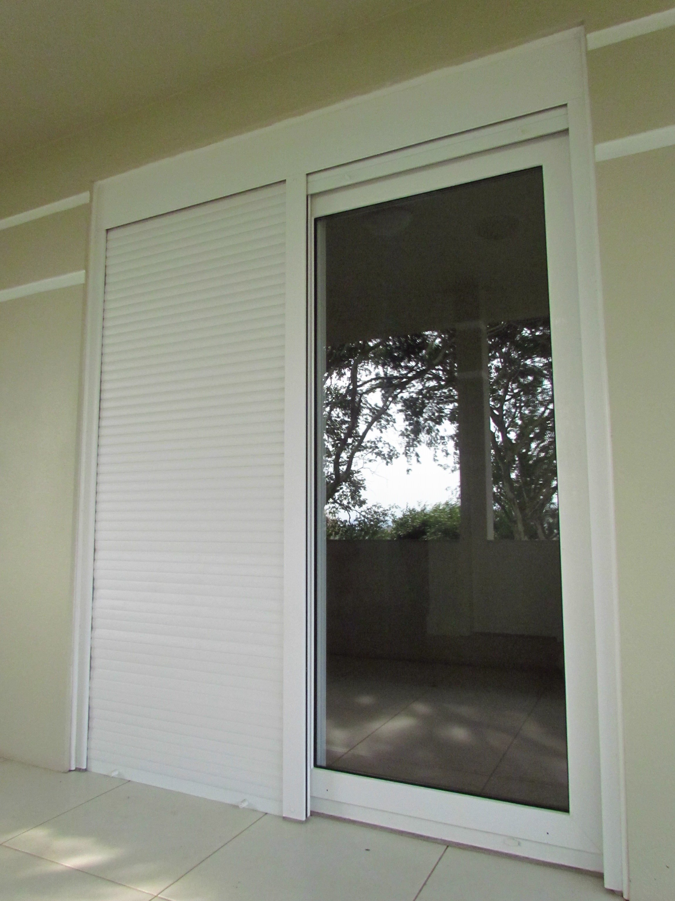 Porta - Janela com persianas - PVC Branco | Esquadrias Juchem