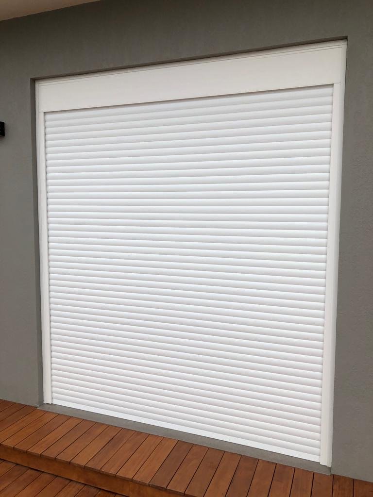 Porta janela com persianas - PVC Branco | Esquadrias Juchem