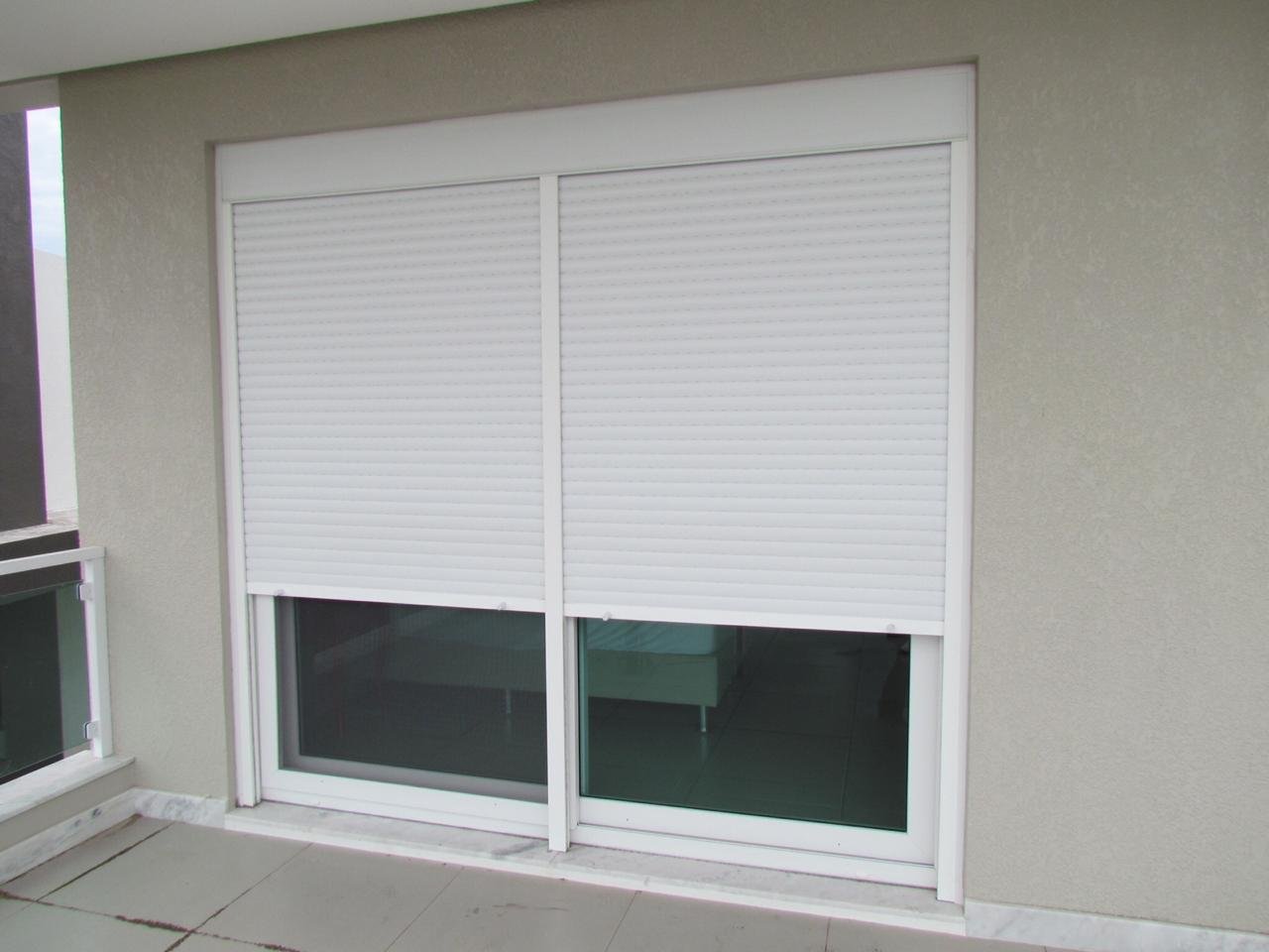 Porta - Janela com persianas - PVC Branco | Esquadrias Juchem