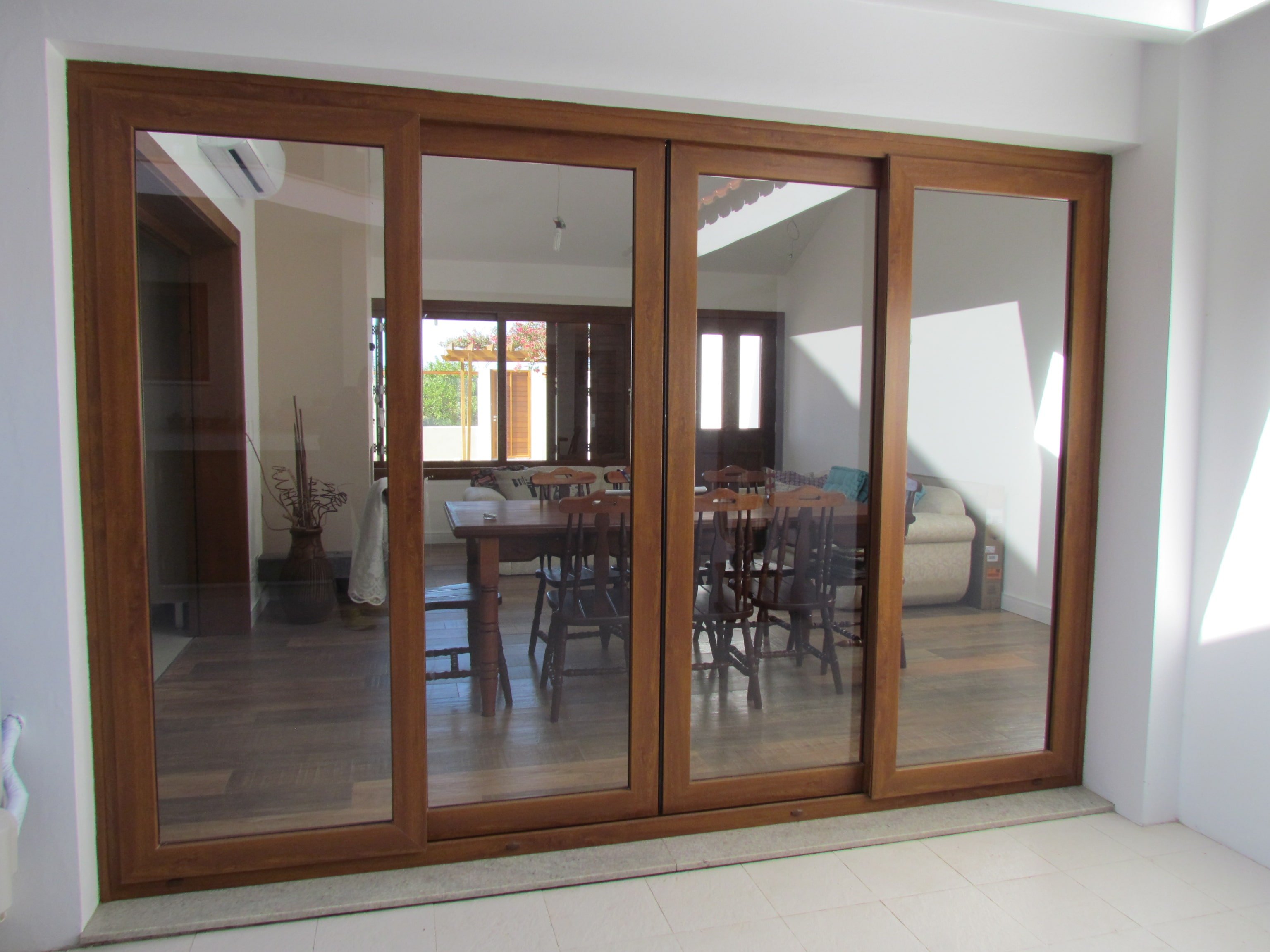 Porta - Janela de correr em 4 folhas - PVC Madeirado | Esquadrias Juchem