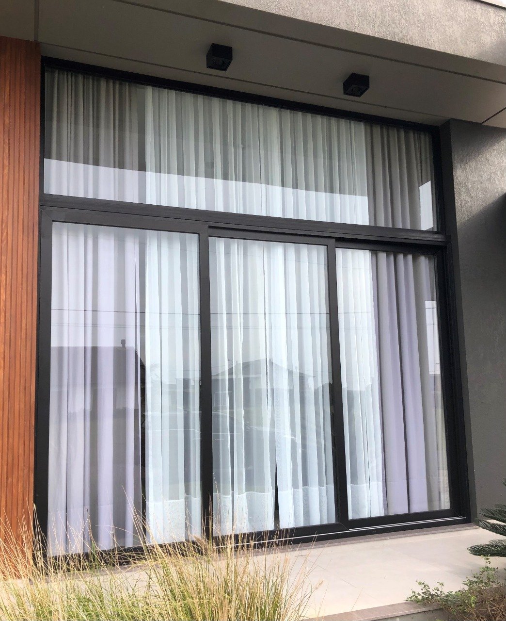 Porta Janela com fixo superior - PVC Preto | Esquadrias Juchem