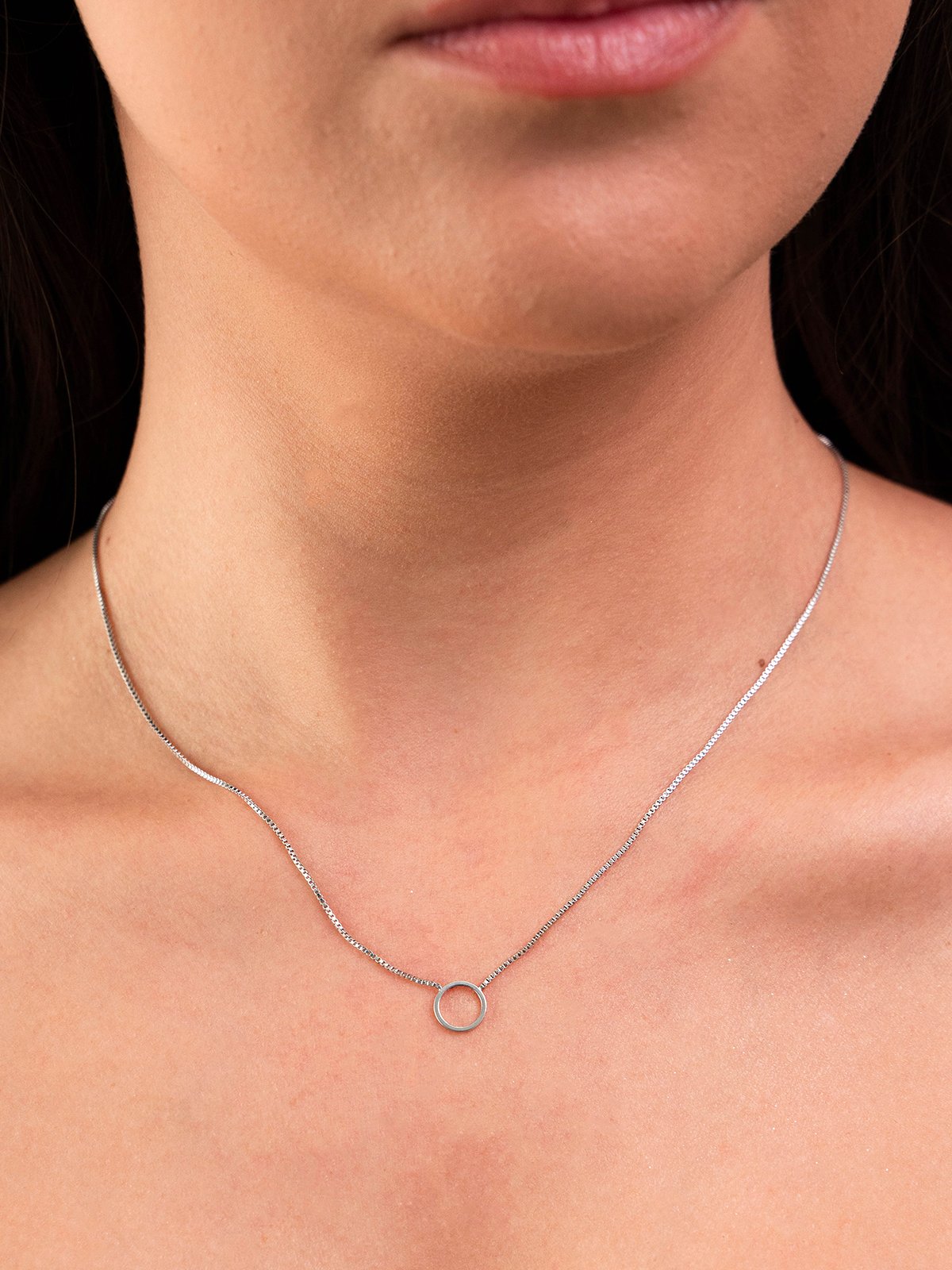 Colar com Pingente Design de Círculo folheado em Ródio Branco ...