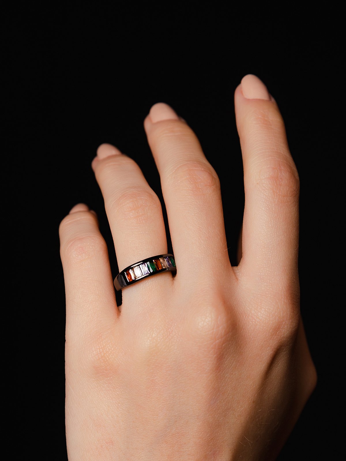 Anel com Zircônias Retangulares Coloridas folheado em ródio negro ...