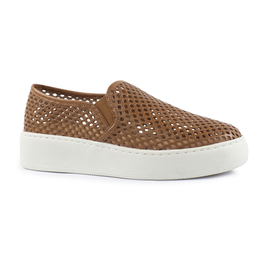Tênis Slip On Camel em Couro Vazado com Sola PVC | Giulia Domna ...