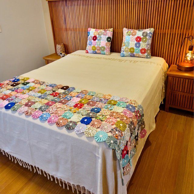 Peseira e almofadas fuxicos tricoline | Colcha de Retalhos Atelier