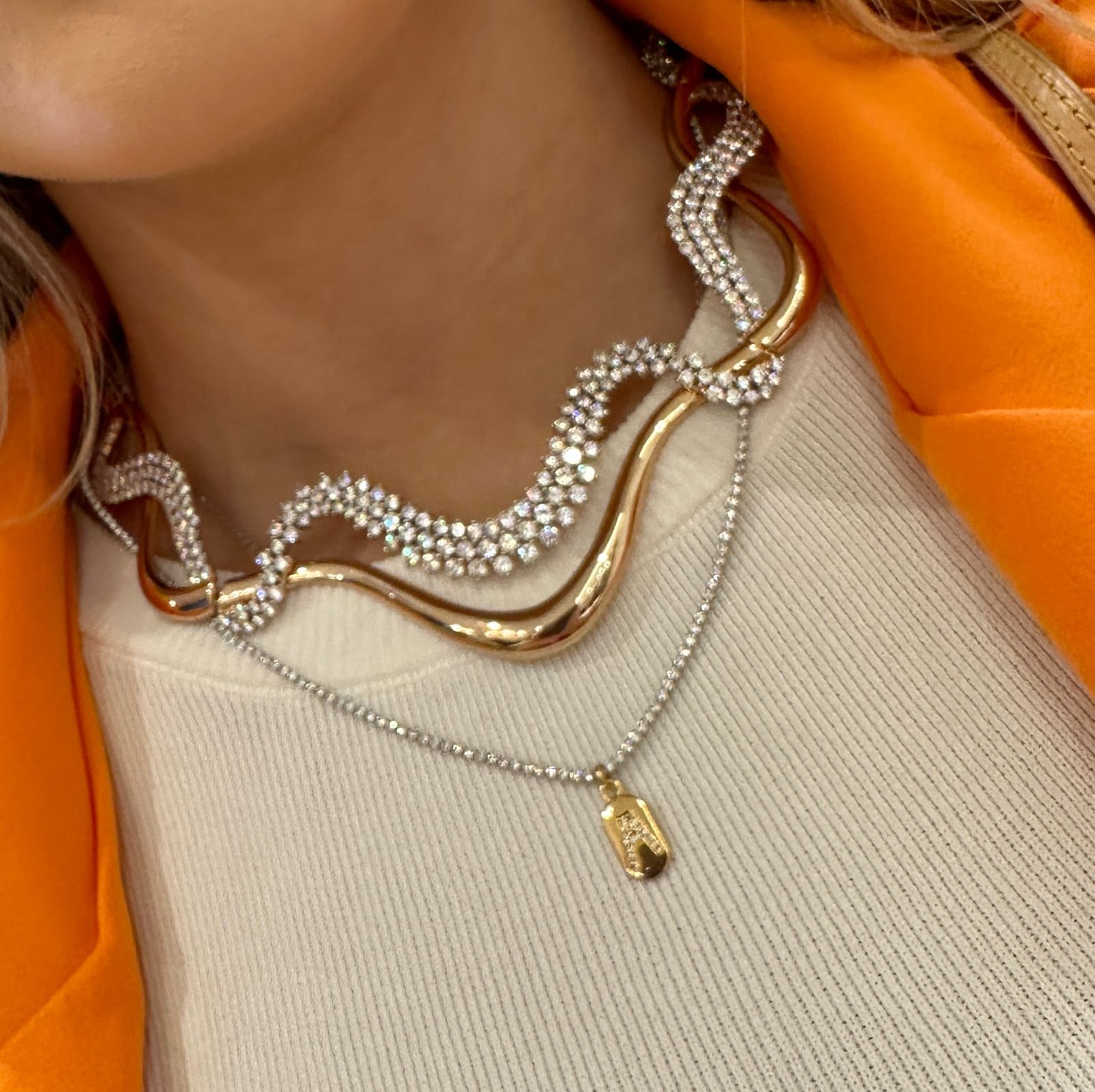 Colar riviera pingente retangular letra cravejada | Allenza Semijoias