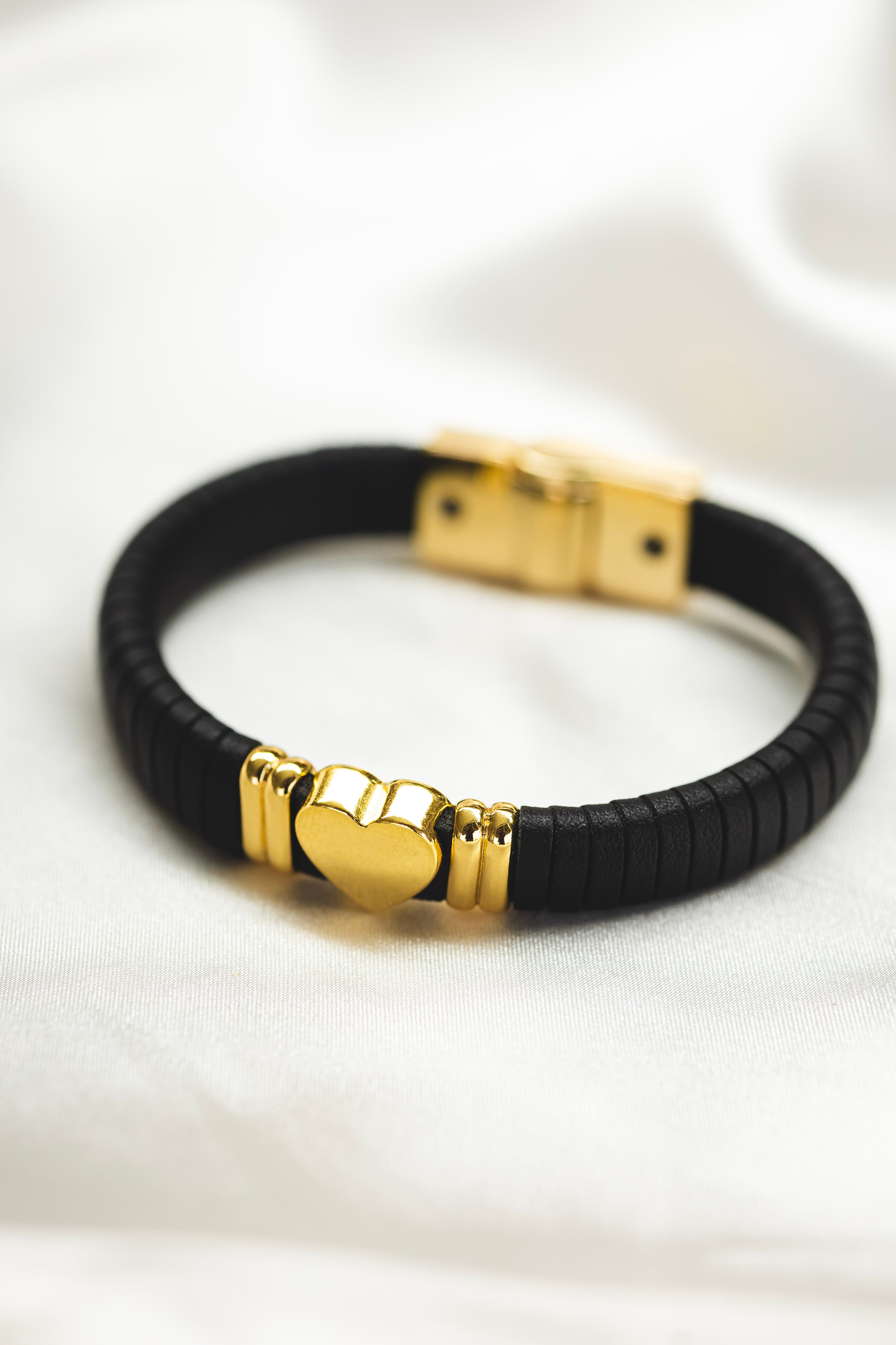 Pulseira de couro preta com coração dourado e fecho irmã | Allenza ...