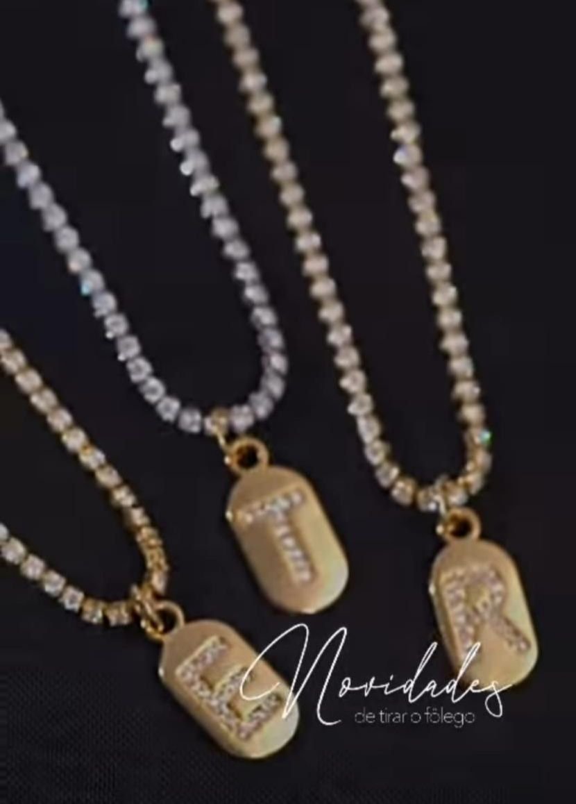 Colar riviera pingente retangular letra cravejada | Allenza Semijoias