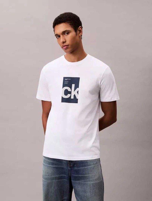 Camiseta Calvin Klein Monogram Logo Center Box Graphic Branca 4RC826G ...