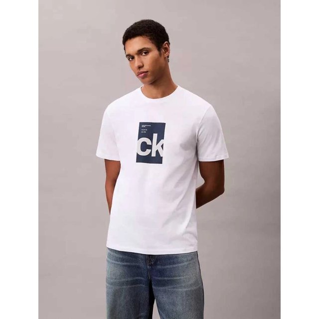 Camiseta Calvin Klein Monogram Logo Center Box Graphic Branca 4RC826G ...