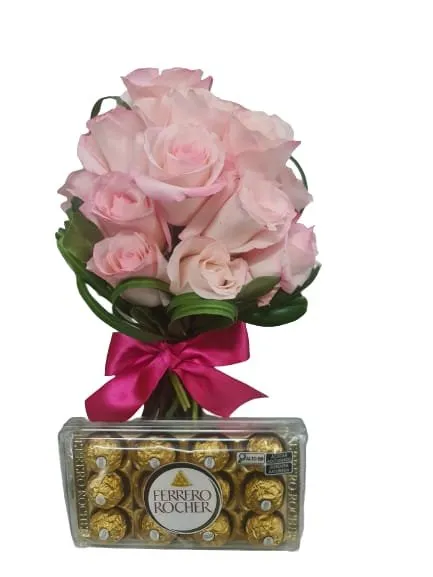 Buquê com 12 Rosas Cor-de-Rosa e Ferrero Rocher - Delicadeza em Cada ...