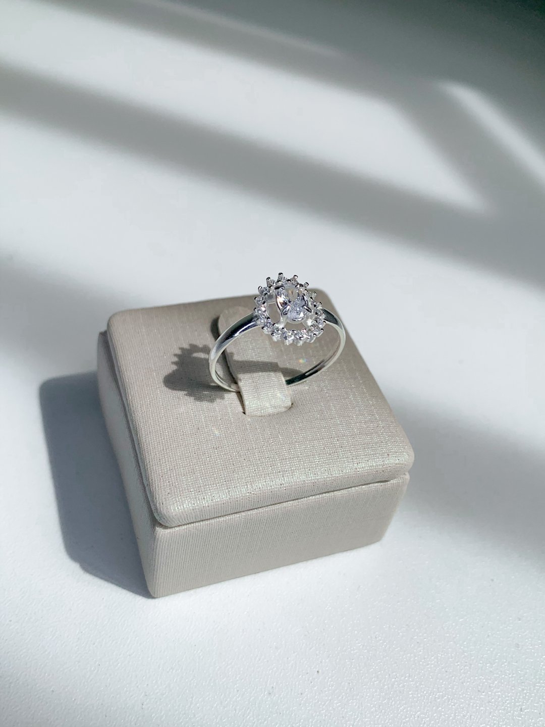 Anel moldura oval cravejado | Luminnar Joias