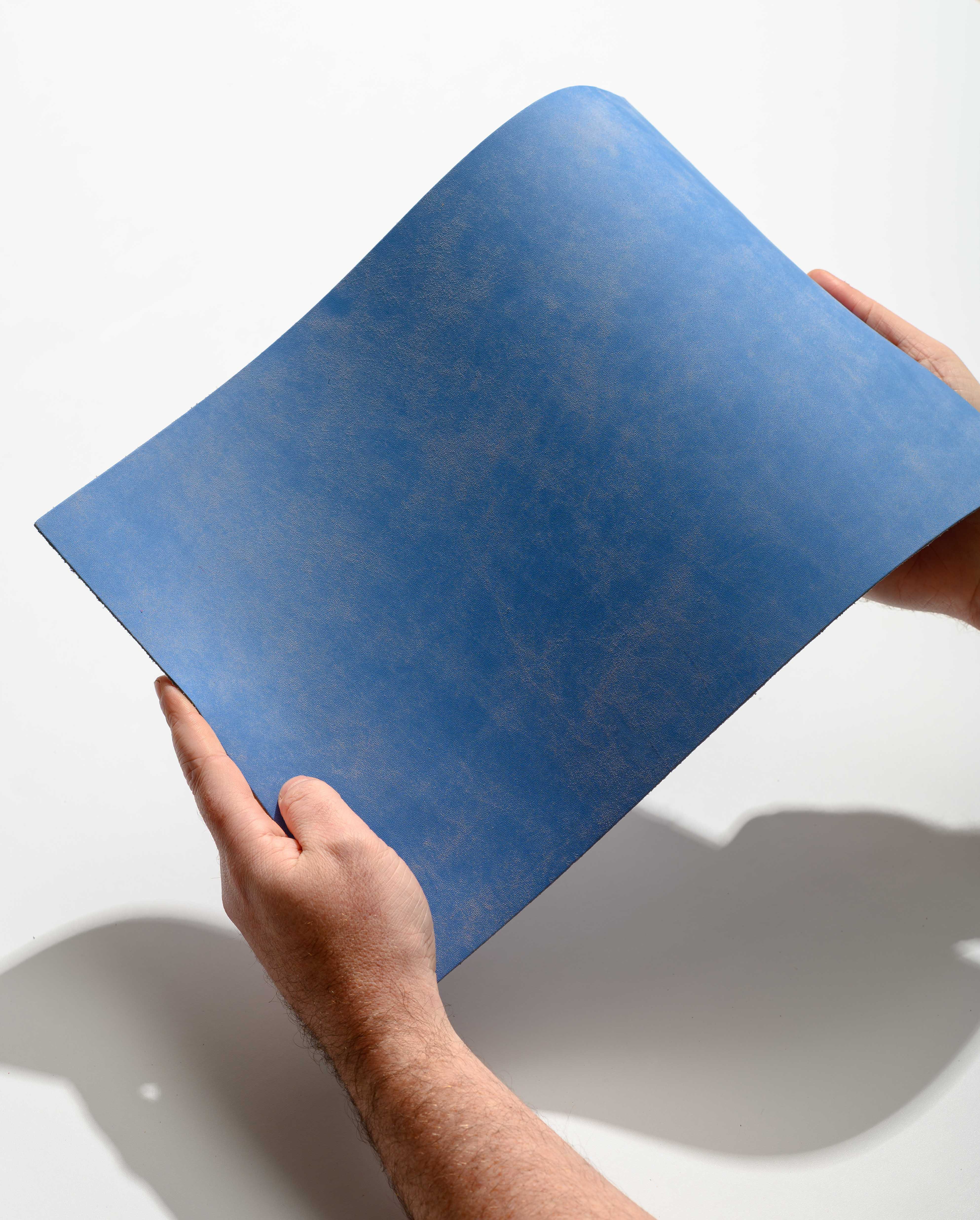 Couro Stoned Azul 1,2/1,4 mm - Painel 25x36 cm Classe A | Galeria Mats