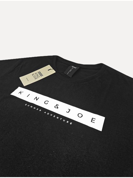 Camiseta King & Joe Masculina Slim Sash Logo Adventure Preta | Secret ...