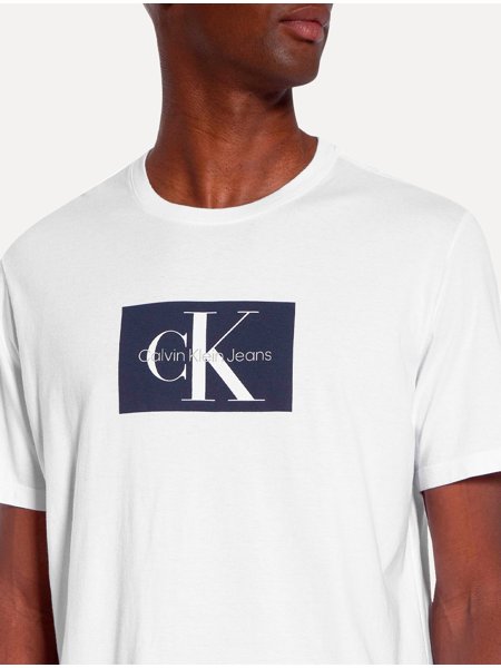 Kit Calvin Klein Jeans | Camiseta Dark Block e Meia Branca | Secret Outlet